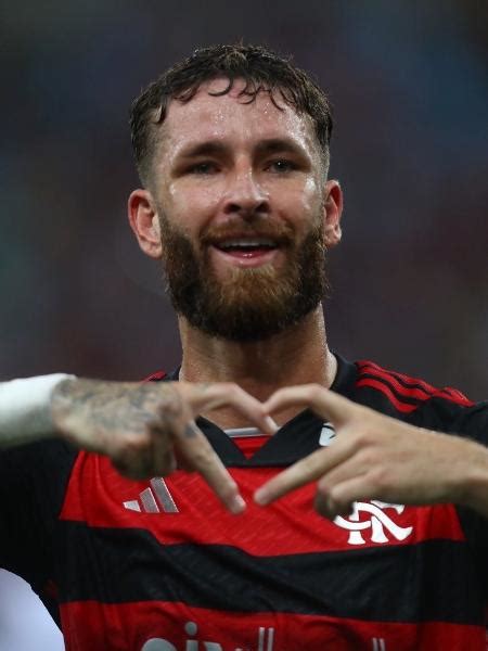 Pedro comemora gol na vitória sobre o Volta Redonda Ajudar o Flamengo
