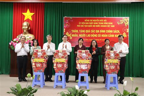Chăm lo đời sống người dân chiến sĩ tại tiền tiêu Côn Đảo Báo Bà