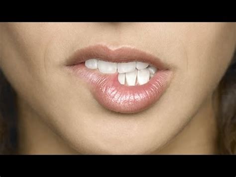 Descubre por qué te muerdes la lengua en exceso y cómo solucionarlo