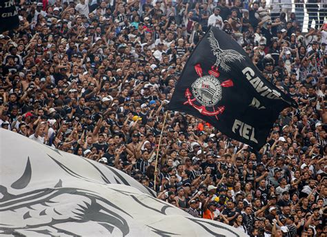 Organizada do Corinthians Gaviões da Fiel realiza protesto em frente
