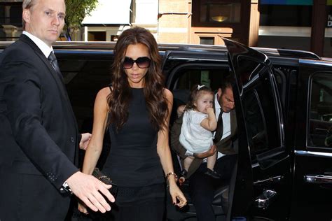 Harper Beckham Leidet Im Blitzlichtgewitter