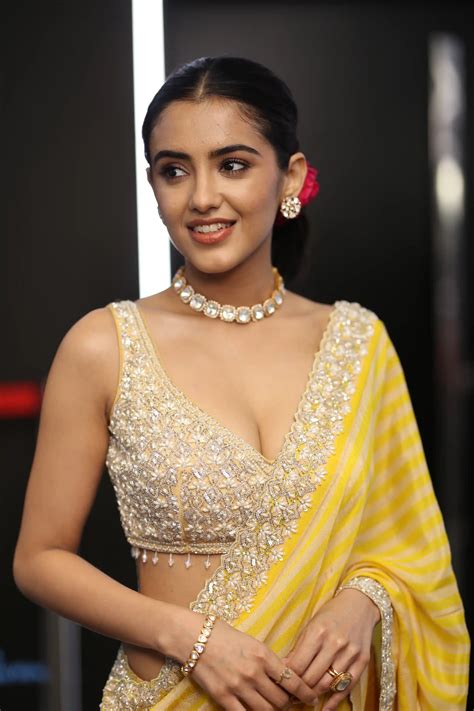 Malvika Sharma చరకటటల అదల ఆరబత చసతనన మళవక శరమ