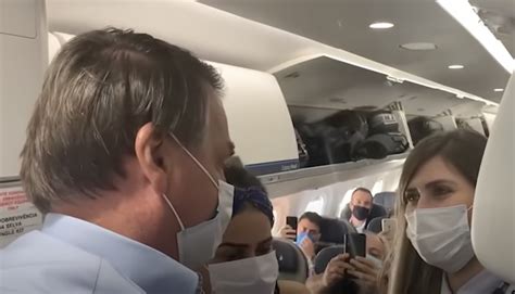 Bolsonaro entra em avião e cumprimenta apoiadores no Aeroporto de Vitória