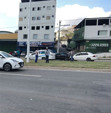 Engavetamento moto e três veículos deixa trânsito lento na BR 262