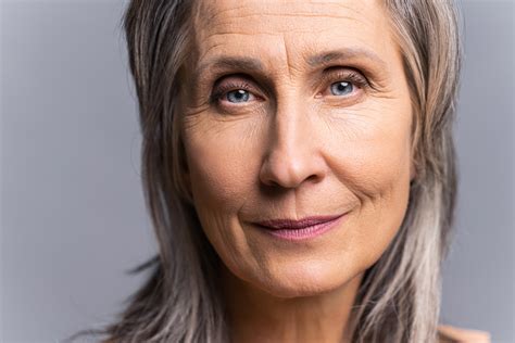 Comment Se Coiffer Quand On A Les Cheveux Gris