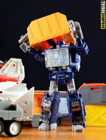 Transformers Siege Soundwave Review Toybox Soapbox