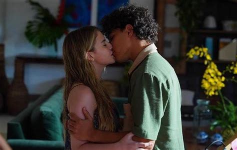 Poliana Moça Poliana e João aos beijos Fotos de casal apaixonado