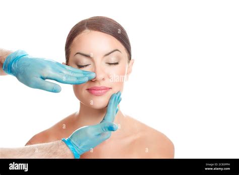 La femme se prépare à faire la chirurgie du nez découpe isolée sur