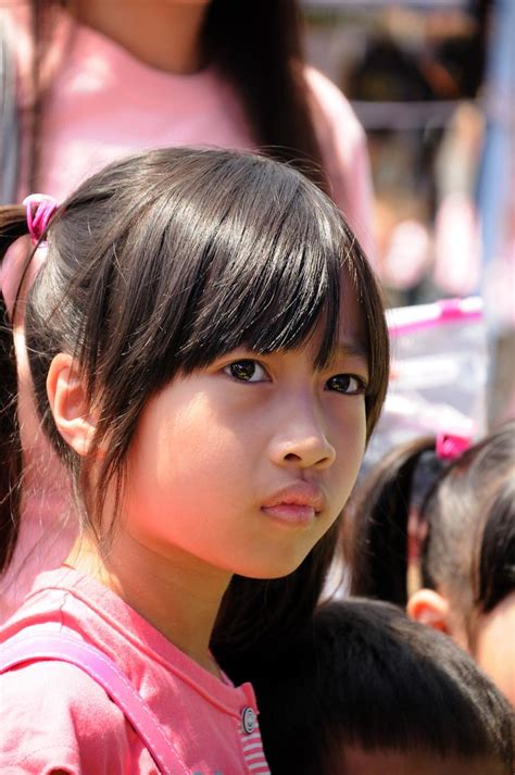 小さな若いアジアの女の子 WhitterOnline