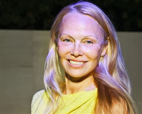Pamela Anderson surge sem maquiagem em Paris e arranca elogio público
