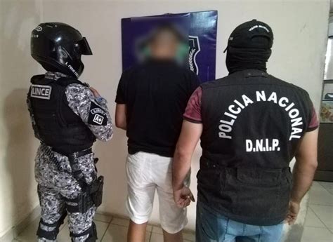 La Policía Nacional aprehende a cinco personas y decomisa un arma de