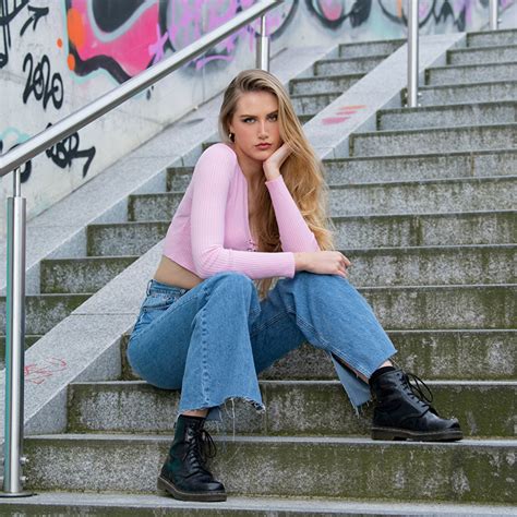 Fotos Blondine Jolanda Bluse Treppen Mädchens Jeans sitzen Starren