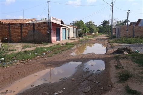 Moradores do Tiradentes convivem buracos lama e esgoto a céu