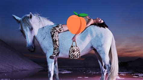 Kendall Jenner A Pos Nue Sur Un Cheval Et C Est Super
