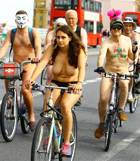 Topless Brunette 2016 London Wnbr World Naked Bike Ride Porno Bilder