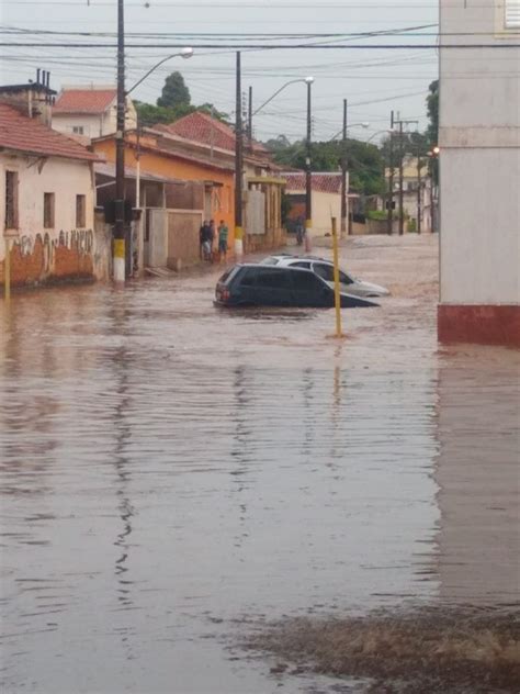 Chuva Forte Deixa Ruas Alagadas E Carros Ficam Ilhados Em Avar