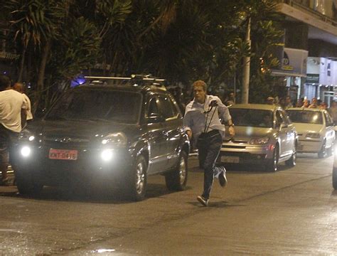 Foto Vinícius Thiago Fragoso persegue Murilo Bruno Gagliasso pelas