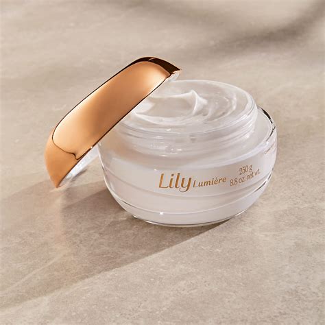 Creme Acetinado Hidratante Desodorante Corporal Lily Lumière 250g O