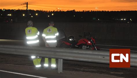 Homem sai ileso após moto em que pilotava cair na pista e ser atingida