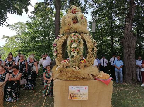 Piękne wieńce dożynkowe na Święcie Plonów Powiatu Sandomierskiego w