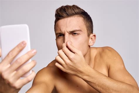 Un Hombre Semidesnudo Con Un Espejo En La Mano Examina Una Vista
