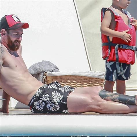 Leo Messi Con El Torso Desnudo Tomando El Sol En Un Barco En Ibiza