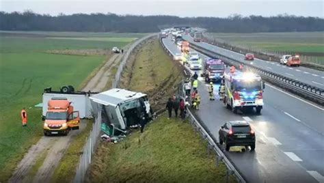 Trei morți și patru răniţi grav după un accident al unui autocar