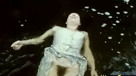 Julie Anne Roth Desnuda En Le Sang Du Renard