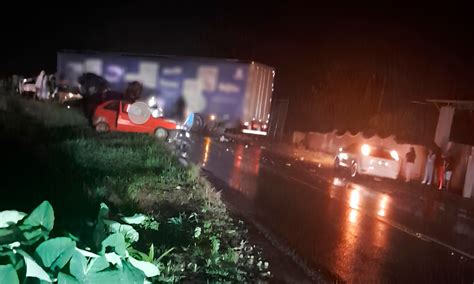 Acidente entre carro e caminhão deixa uma vítima graves ferimentos