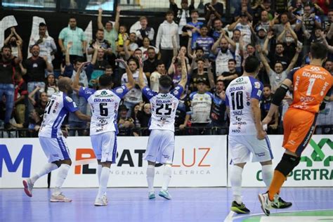 Em grande sintonia a torcida Pato vence Dois Vizinhos pela Série