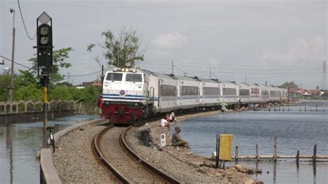 7 Jalur Kereta Api Terindah Di Indonesia Dari Sawah Hingga Laut