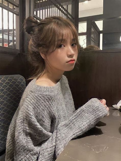 Gaya Rambut Perempuan Bagi Bercermin Mata Emily Carr
