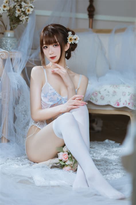 Asian Women Chinese White Lingerie White Stockings 1000x1500