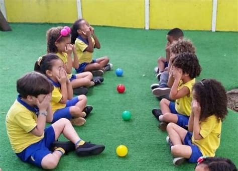 Brincadeira Mãos na Bola Campos de Experiências Corpo gestos e