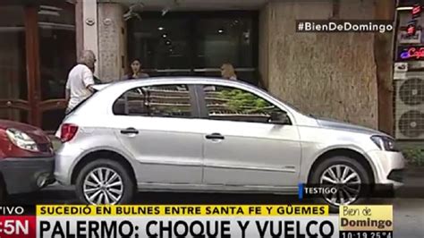 Palermo se distrajo con el celular chocó varios autos estacionados y