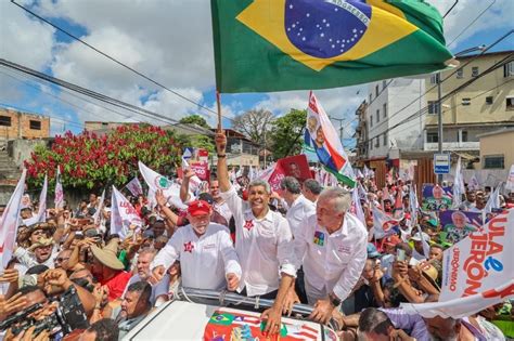 Últimos atos de campanha de Lula lotam as ruas de Salvador Fortaleza e