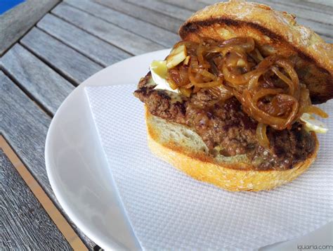 Hambúrgueres de Brie e Cebola Caramelizada Iguaria Receita e Culinária