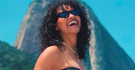 Ex BBB Gleici Damasceno arrasa de biquíni e corpo escultural rouba a