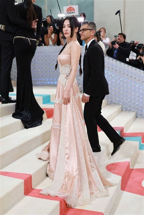 Song Hye Kyo Jennie Blackpink và sao Châu Á trên thảm đỏ Met Gala 2023