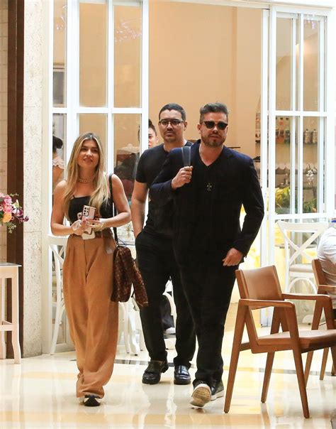 Ator Sidney Sampaio passeia em shopping um mês após queda de hotel