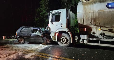 Colisão frontal entre carro e caminhão deixa uma pessoa morta no Alto