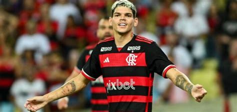 Os 10 Melhores Laterais Esquerdos Brasileiros Atualmente