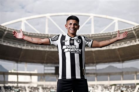 Botafogo anuncia a contratação do meia argentino Thiago Almada