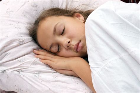Menina De Sono Do Preteen Imagem De Stock Imagem De Adolescente 12293019
