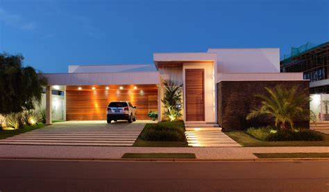 eh DÉCOR Fachada de casa térrea moderna pedra e madeira