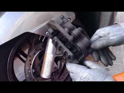 CAMBIAR PASTILLAS DE FRENO DELANTERAS DE UNA MOTO YouTube