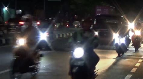 Pemudik Motor Konvoi Ke Sumatera Ramai Melintas Di Jalan Daan Mogot