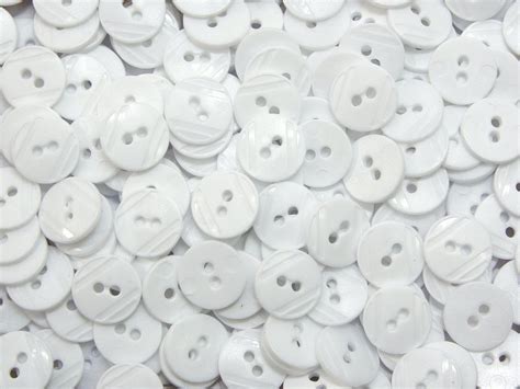 Guziki plastikowe 15mm 2 dziurki op 25 szt białe