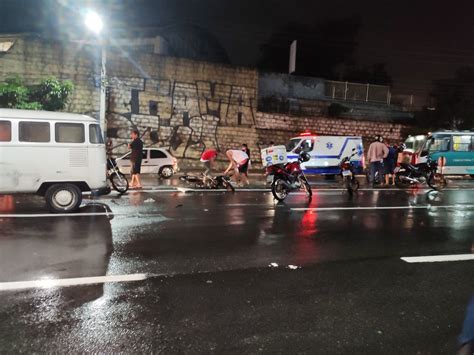 Motociclistas ficam feridos após acidente na Curva do Saldanha em