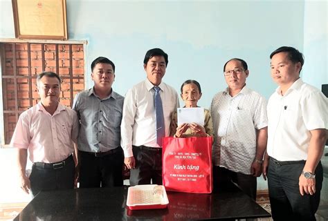 Lãnh đạo tỉnh thăm tặng quà gia đình chính sách người có công với
